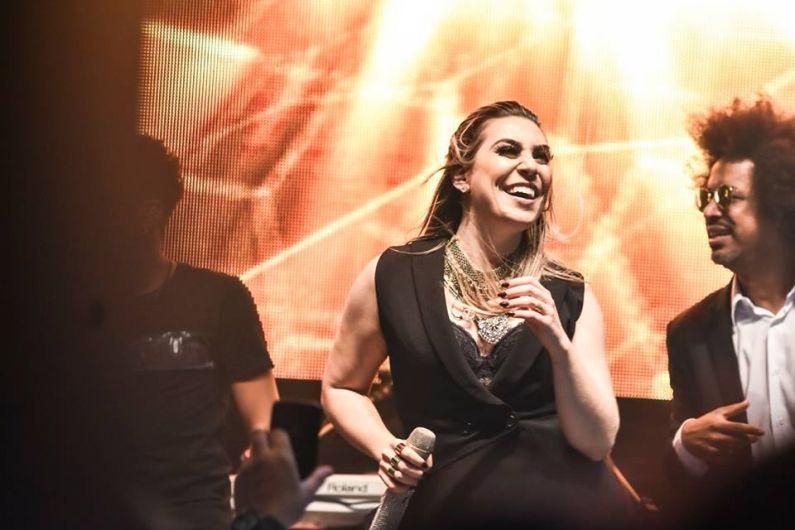Palhaça (part. Ana Castela) | Naiara Azevedo - LETRAS